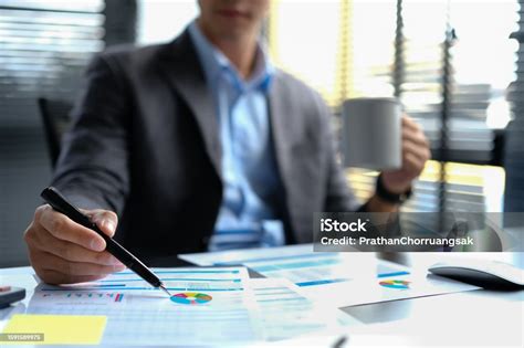 남성 경제학자가 커피를 마시고 사무실 책상에서 판매 통계 문서를 작성하는 장면을 잘라낸 사진 30 34세에 대한 스톡 사진 및 기타 이미지 Istock