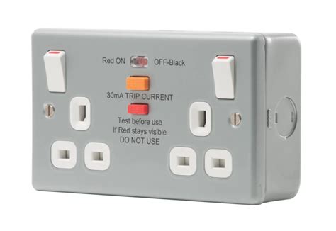 British General 13a 2 Gang Sp Switched Metal Clad Passive Rcd Socket With White Inserts Screwfix