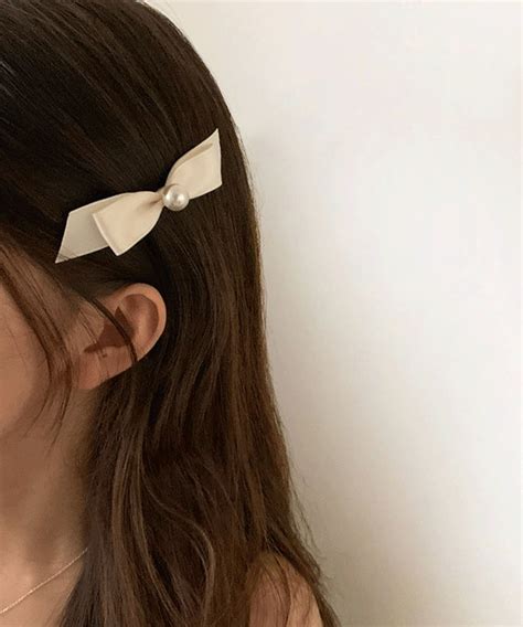 [ 단아해요 하객룩 추천 ] 샤를 고급 리본 진주 쉬폰 공단 옆머리 헤어 집게핀 헤어핀 에이블리