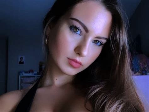 Busty Girls 44 Pics