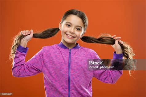 아이들을위한 헤어 스타일을 만드는 쉬운 팁 작은 아이 긴 머리 매력적인 아름다움 길고 화려한 머리를 가진 소녀 활동적인 아이 강하고 건강한 머리카락 개념 곱슬 머리를