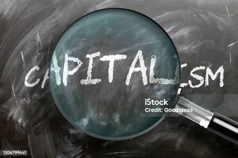 자본주의를 배우고 연구하고 검사 자본주의라는 단어를 확대하는 돋보기로 묘사 연구 탐구 및 자본주의의 의미를 분석 3d 일러스트 자본주의에 대한 스톡 사진 및 기타 이미지