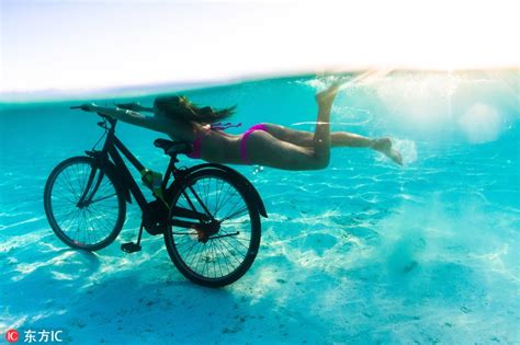 比基尼美女表演水下骑自行车 呼吁关注气候变化 野途网