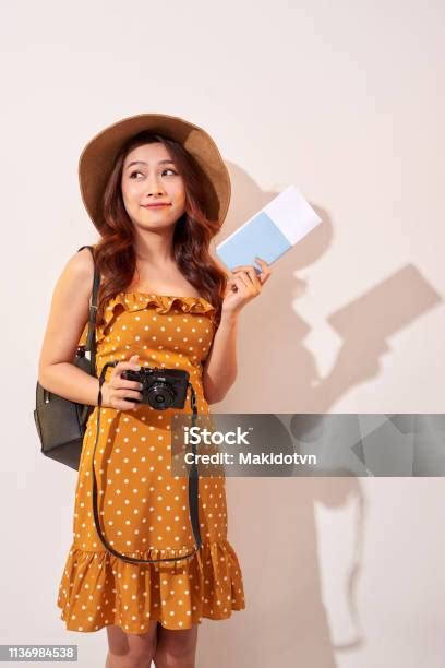 여름 캐주얼 모자를 들고 여권 베이지색 배경에 고립 된 티켓에 표현 관광 여자 여행 주말 휴양지로 해외 여행을 하는 여성 항공 비행 여정 컨셉 노랑에 대한 스톡 사진 및