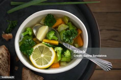 당근 브로콜리 파슬리를 나무 테이블의 금속 쟁반에 가벼운 그릇에 담은 채식 야채 수프 0명에 대한 스톡 사진 및 기타 이미지 0명 감자 요리 건강관리와 의술 Istock