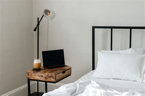 흰색 시트와 노트북이 있는 침대 사진 Unsplash의 무료 건물 이미지