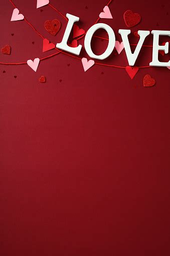 발렌타인 데이 구성 흰색 글자로 Love 빨간색 배경에 문자열에 빨간색과 분홍색 하트로 둘러싸여 있습니다 로맨틱하고 축제 분위기가 물씬 풍기는 디자인에 적합 0명에 대한