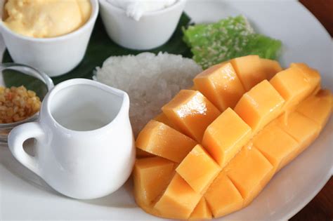 망고 찰 밥은 찹쌀 신선한 망고 및 코코넛 밀크로 만든 전통 태국 디저트입니다 건강한 식생활에 대한 스톡 사진 및 기타 이미지 건강한 식생활 과일 길거리 음식