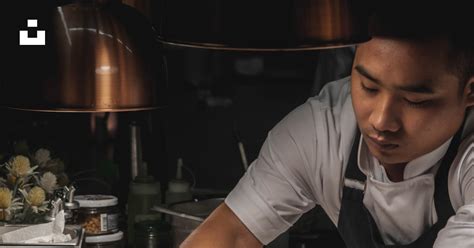 주방에서 음식을 준비하는 요리사 사진 Unsplash의 무료 사람의 이미지