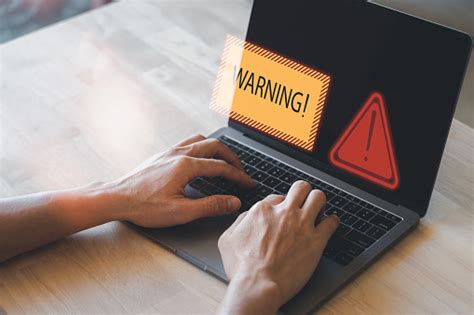 It 직원 프로그래머 개발자는 알림 오류 및 유지 관리 개념에 대한 삼각형 주의 경고 표시가 있는 컴퓨터 랩톱을 사용합니다 순서에 대한 스톡 사진 및 기타 이미지 Istock