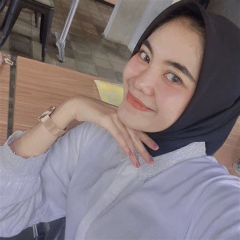 Fika Ayuningtyas Putri Public Relations Intern Di Meja Kantor Linkedin