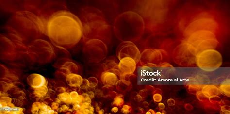 검은 색 배경 에 불씨 입자를 불씨 화재는 배경을 촉발시킵니다 추상적인 어두운 반짝이 불꽃 입자 조명 추상적인에 대한 스톡 사진 및 기타 이미지 Istock