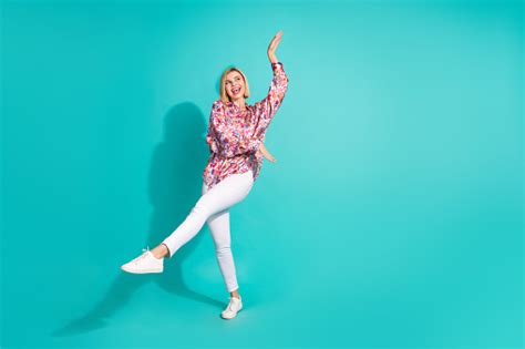 전체 길이 사진 기쁨 여자 옷을 입은 프린트 블라우스 흰 바지 춤추는 모습 판매 빈 공간 고립 된 청록색 배경 25 29세에 대한 스톡 사진 및 기타 이미지 Istock