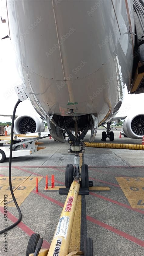 Foto De Boeing 737 Max 9 Nose Landing Gear And Tow Bar Attached Do