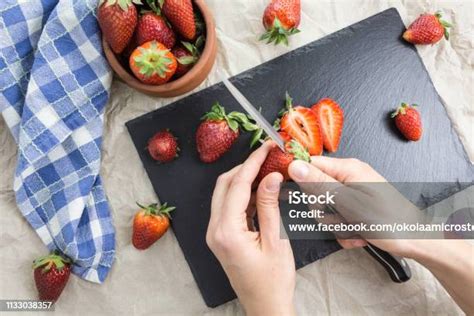 검은 돌 커팅 보드에 딸기를 잘라 손 세라믹 그릇 나이프와 블루 주방 타월에 딸기와 테이블 건강한 생활방식에 대한 스톡 사진 및 기타 이미지 Istock