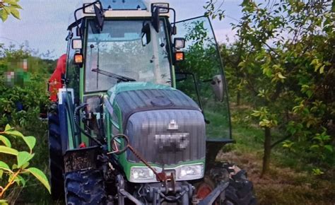 Dramat Na Plantacji Wiśni Mężczyzna Przygnieciony Przez Maszynę Rolniczą