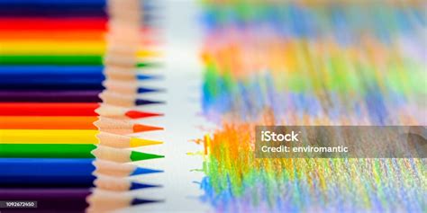 활기찬 무지개 색칠 연필 이나 크레용의 오른쪽에 기능을 함께 절곡 색상의 배경 그리기 해당 다채로운 무지개 그늘과 Horizontaly 속 행에 크레용 색 0명에 대한 스톡