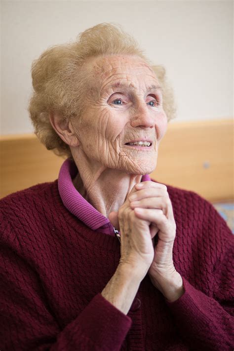 Bild Oma Oma Und Enkel Kiffen Das Erste Mal Zusammen Und Es Wird Awkward