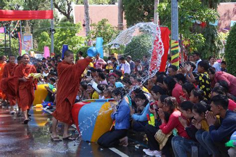 បុណ្យចូលឆ្នាំថ្មីប្រពៃណីជាតិខ្មែររយៈពេល៣ថ្ងៃខេត្តសៀមរាប ទទួលបានភ្ញៀវទេសចរ ប្រមាណជាង៣៧ម៉ឺននាក់