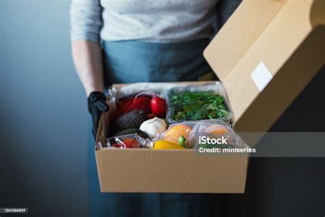 집에서 신선한 야채와 과일과 함께 상자를 들고 여성의 손을 닫습니다 40 44세에 대한 스톡 사진 및 기타 이미지 40 44세 건강한 생활방식 건강한 식생활 Istock
