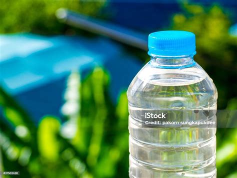 병 물 정원에서 나무와 나무 모호한 Bokeh 배경에서 플라스틱을 만든 패키지 또는 제품에 대 한 벽지를 사용 하 고 이미지를 새로 고침 3차원 형태에 대한 스톡 사진 및