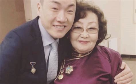 Дуучин Д Болд нулимс унагав