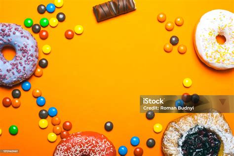 오렌지 배경 복사 공간 상단보기에 가루 설탕 색깔 초콜릿 과자와 컬러 착색 장식과 빵 체리 도넛 0명에 대한 스톡 사진 및 기타 이미지 Istock