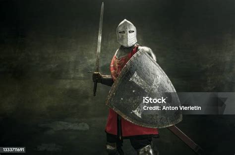 갑옷과 헬멧에 방패와 칼을 가진 한 메데이발 전사 또는 기사 기사 사람의 역할에 대한 스톡 사진 및 기타 이미지 기사 사람의