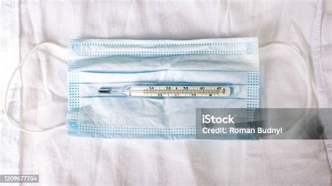 온도계 및 파란색 의료 용 얼굴 마스크 호흡보호구 인플루엔자 코로나바이러스에 대한 보호 및 예방 0명에 대한 스톡 사진 및 기타 이미지 Istock