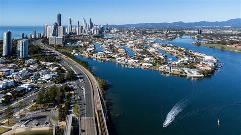 서퍼스 파라다이스 골드 코스트 퀸즐랜드 근처 파라다이스 워터스의 워터 프론트 교외 가정 생활에 대한 스톡 사진 및 기타 이미지
