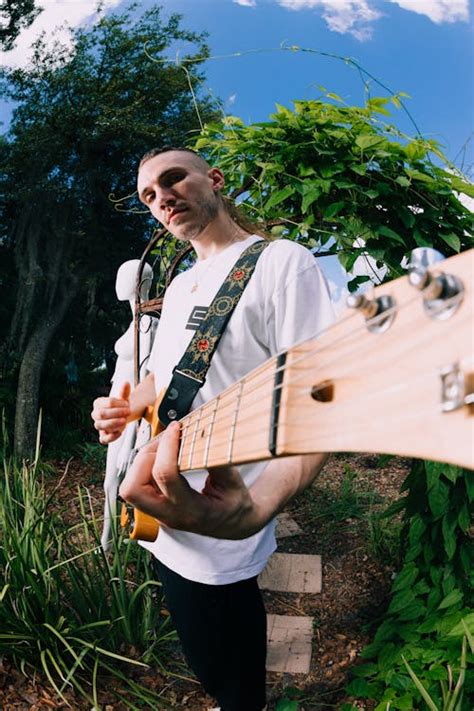 기술 기타리스트 나무 나타내는 낮 녹지 다이나믹한 라이프스타일 레저 멜로디 뮤지션 밴드 베이시스트 선명한 소리 솔로 악기 야외에서 어안 렌즈