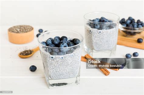 건강한 아침 식사 또는 아침 치아 씨앗 바닐라 푸딩과 블루 베리 베리 테이블 배경에 채식 음식 식이 요법 및 건강 개념 코코넛 밀크와 블루 베리를 곁들인 치아 푸딩 0명에