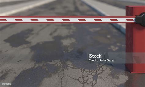 구덩이와 웅덩이가 있는 젖은 금이 간 아스팔트 도로의 흐릿한 배경에 빨간색 도로 장벽을 낮췄습니다 3d 렌더링 일러스트레이션 0명에 대한 스톡 사진 및 기타 이미지 Istock