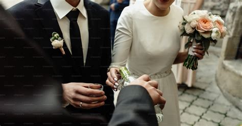 행복한 신랑 신부와 건배와 웃음 재미있는 순간 화려한 결혼식 피로연 사진 Unsplash의 결혼식 이미지