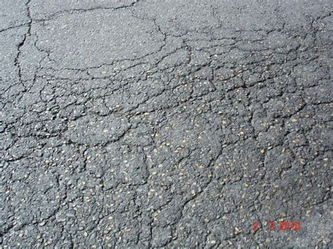 沥青路面轻度裂缝的处理方案和施工步骤 沥青路面裂缝如何处理