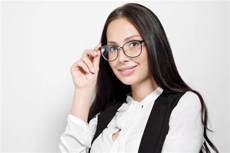 검은 양복과 흰색 블라우스에 젊은 아름 다운 스마트 여성은 팔 교차 흰색 배경에 서 있다 유능한 심각한 직원 관리 비즈니스 우먼 머리의 개념입니다 손에 대한 스톡 사진 및