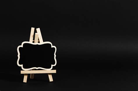 검은 색 배경의 스탠드에 있는 프레임 디자인의 공백 공간을 복사합니다 0명에 대한 스톡 사진 및 기타 이미지 0명 간판 개념 Istock