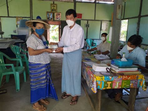 ကျောက်တံခါးမြို့နယ်တွင် ပုံမှန်ဝင်ငွေမရှိသည့် အခြေခံလူတန်းစားများအား ထောက်ပံ့ငွေ ပေးအပ