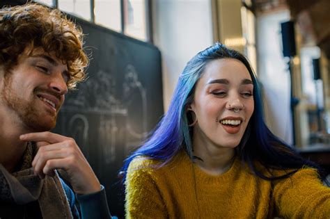 현대 파란 머리 여자와 빨간 머리 남자 친구 레스토랑 라운지에서 Tiime 함께 즐길 현대 우정 관계 개념 2명에 대한 스톡