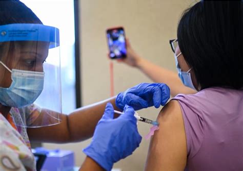 რატომ იღებენ სელფის ვაქცინაციის დროს Nostal Ge