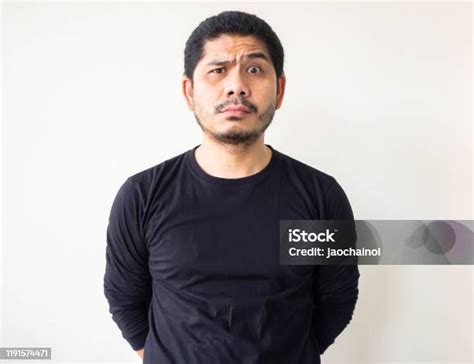 고민 젊은 아시아 남자 계획 또는 아이디어 Pensive 표현을 생각 하려고 사려 깊은 얼굴로 미소 의심 개념 감정에 대한 스톡 사진 및 기타 이미지 Istock