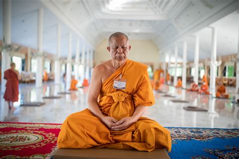 ประมวลภาพ พระครูปริยัติธรรมคุณ พระวิปัสสนาจารย์ นำพระโยคาวจรปฏิบัติธรรม ในอิริยาบถ ยืน เดิน นั่ง
