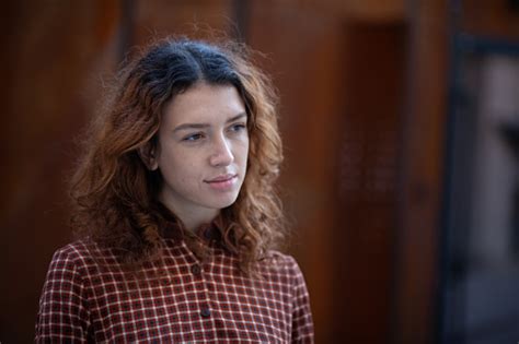 시내 거리에서 야외 포즈를 취하는 카메라를 보고 화려한 곱슬 빨간 생강 머리를 가진 젊은 여성을 꿈꾸는 여성 초상화입니다 가을에 대한 스톡 사진 및 기타 이미지 Istock