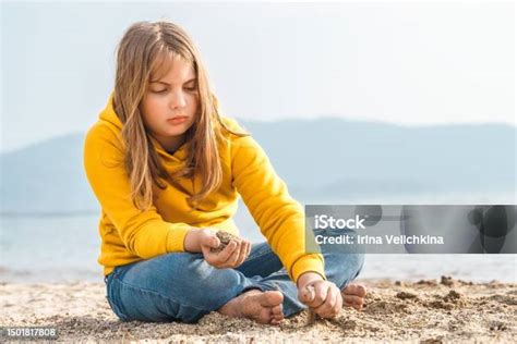 외롭고 아름다운 슬픈 소녀 십대는 모래 바다 해변에 생각에 잠겨 앉아 있다 꿈 불안 미래에 대한 걱정 학교 친구 부모 십대