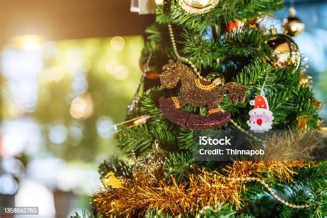 메리 X마스 크리스마스와 새해 동안 녹색 크리스마스 트리 배경 장식에 화려한 공 선물 상자와 크리스마스 인사말 사진 소포 장식의