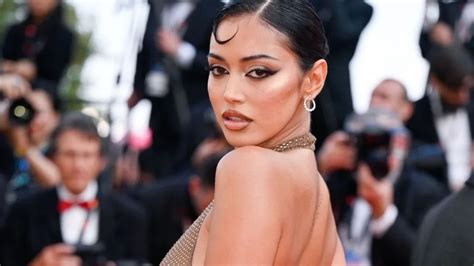 Cindy Kimberly Wows Fans In Lacy Lingerie