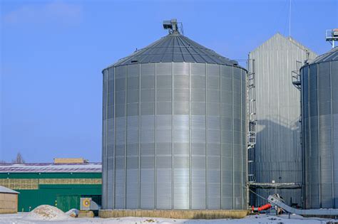 농산물 곡물 및 곡물의 가공 건조 청소 및 저장을 위해 농업 가공 공장의 농업 저장 헛간 엘리베이터 곡물 창고 곡물 덩어리 벙커링 강철에 대한 스톡 사진 및 기타 이미지