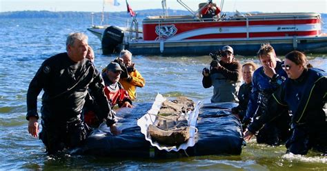 美 위스콘신 호수서 3천년 전 원주민이 타던 카누 인양