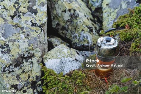 관광 도구 자연 속에서 요리할 수 있는 장비 산의 버너 위에 주전자가 서 있고 자연 속의 산에서 음식을 요리할 수 있습니다 등산용 장비 강철에 대한 스톡 사진 및 기타