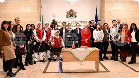 Деца от гимназията по текстил и облекло в Сливен показаха обичаите на ромската Нова година при